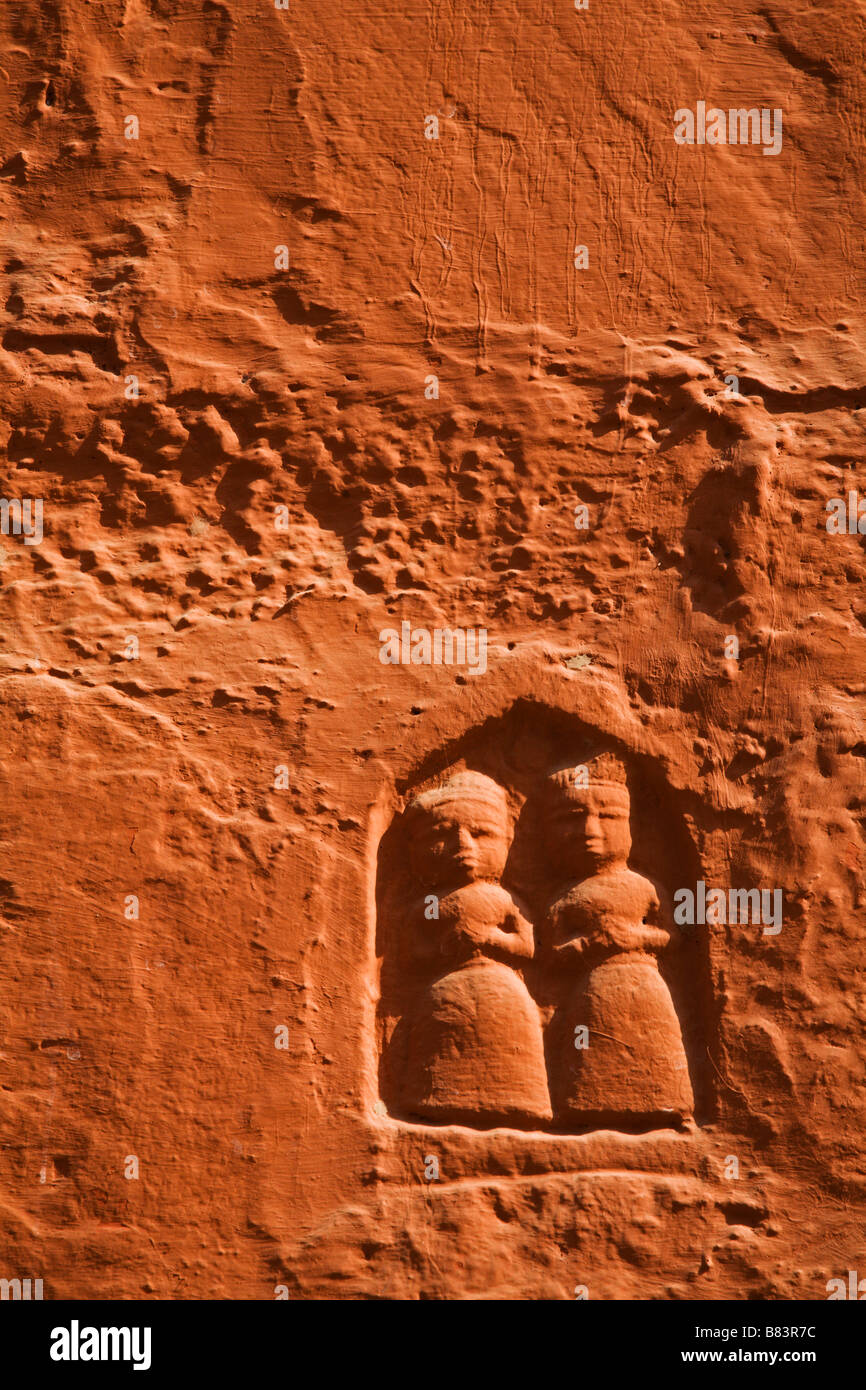 Small figures in the wall next to the entrance gate to the park below ...