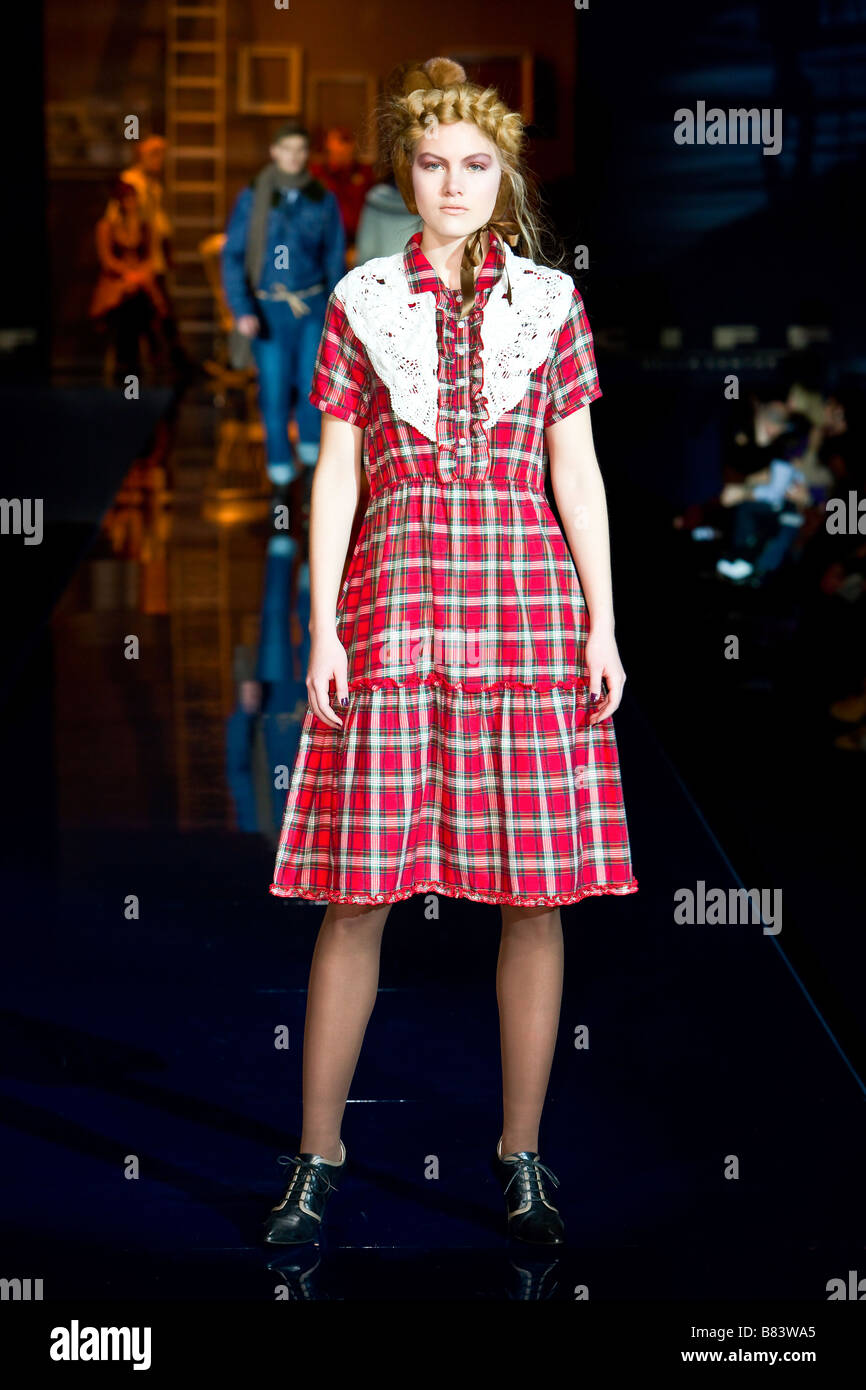 Haute couture catwalk models hi-res stock photography and images - Alamy