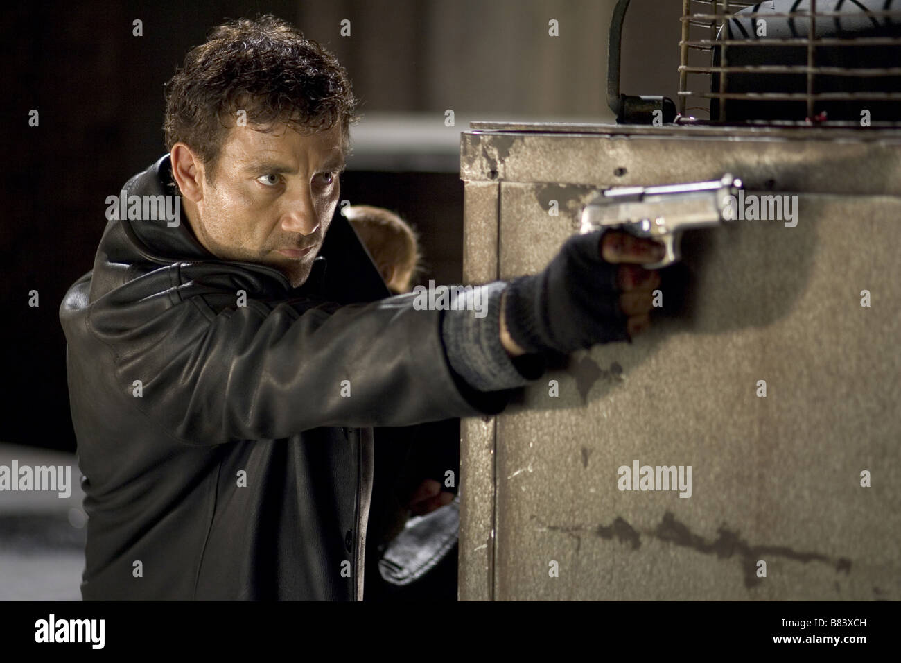 Shoot em up 2007 clive owen hi-res stock photography and images - Alamy