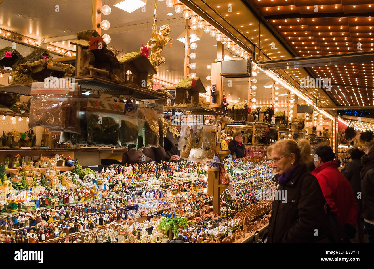 Christmas cribs france hi-res stock photography and images - Alamy