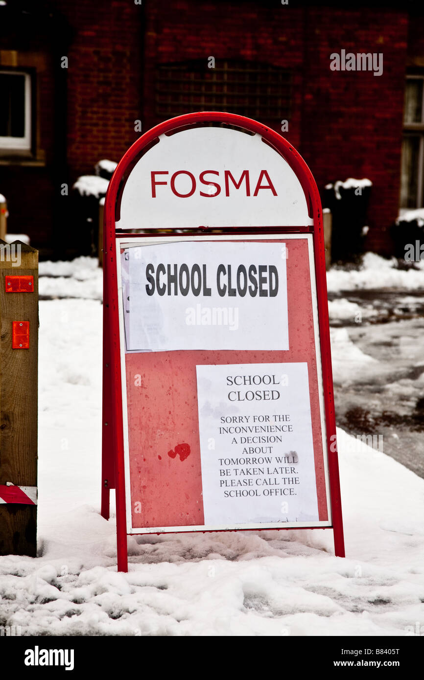 School closed sign due snow hi-res stock photography and images - Alamy