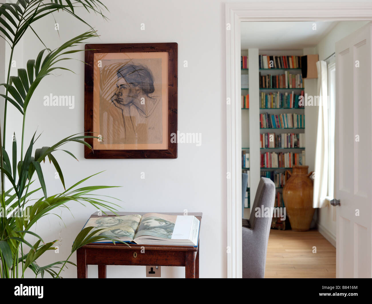 Lounge feature wall view hi-res stock photography and images - Alamy