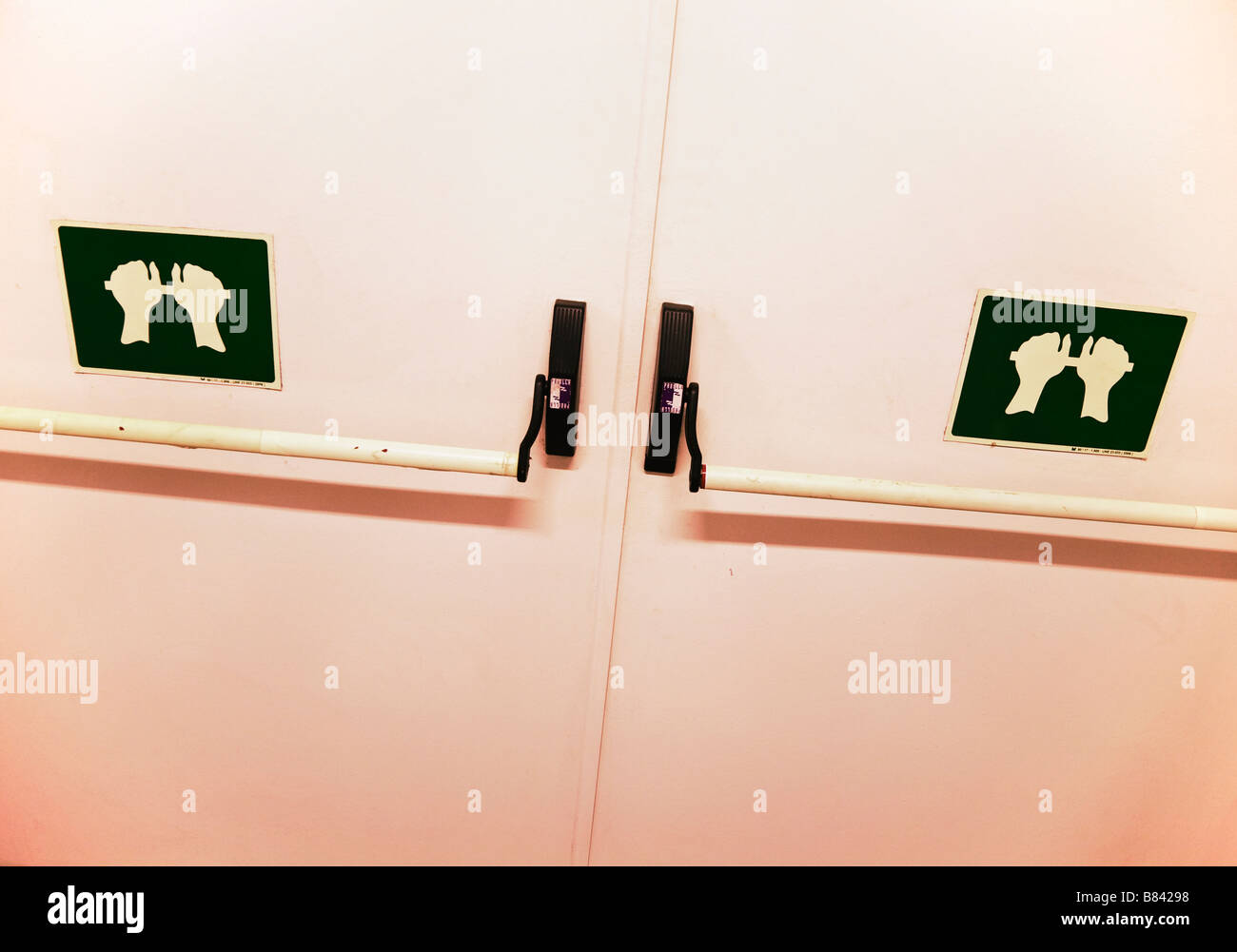 Push to open sign hi-res stock photography and images - Alamy