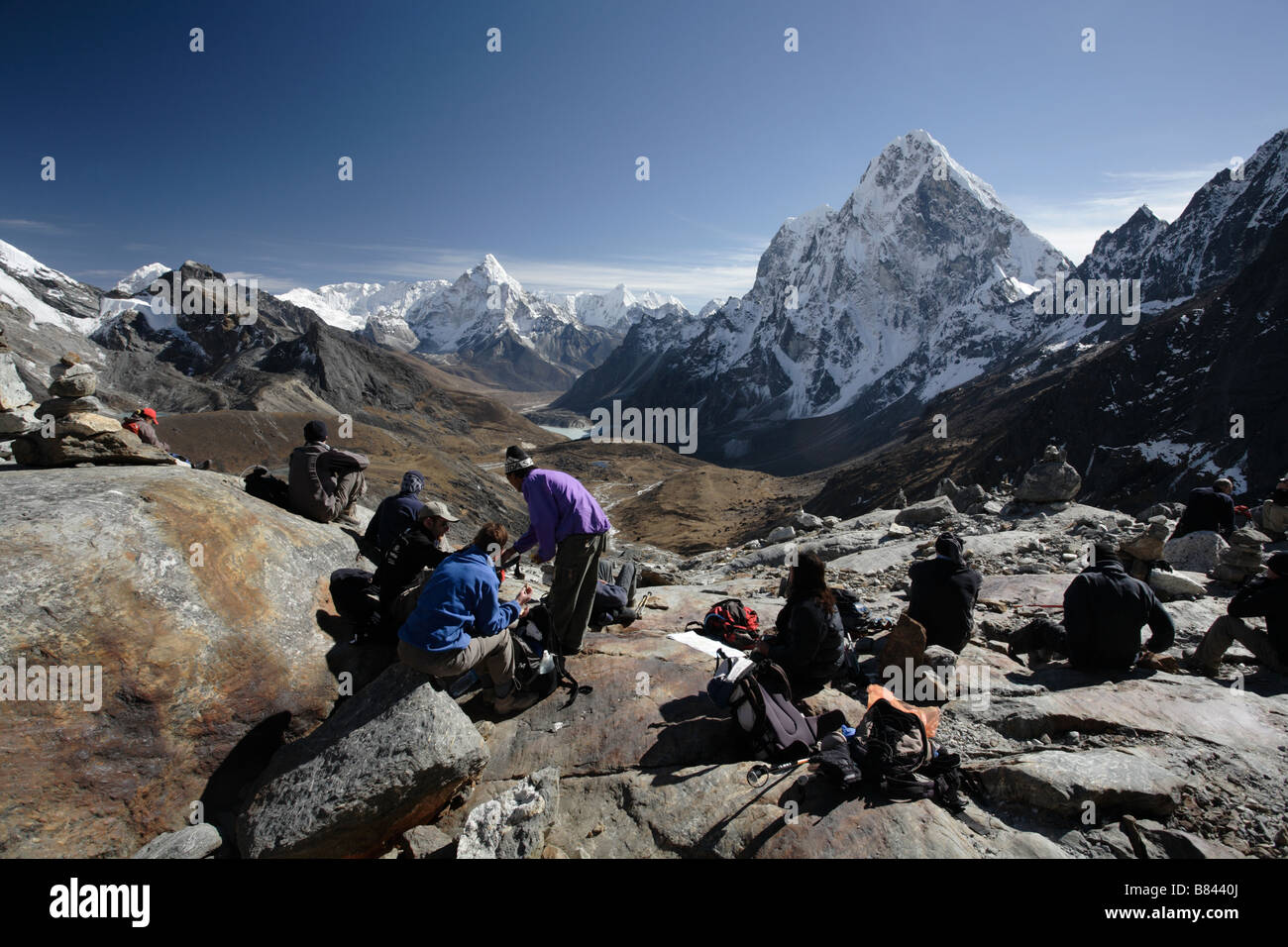 Cho la pass everest region nepal hi-res stock photography and images ...