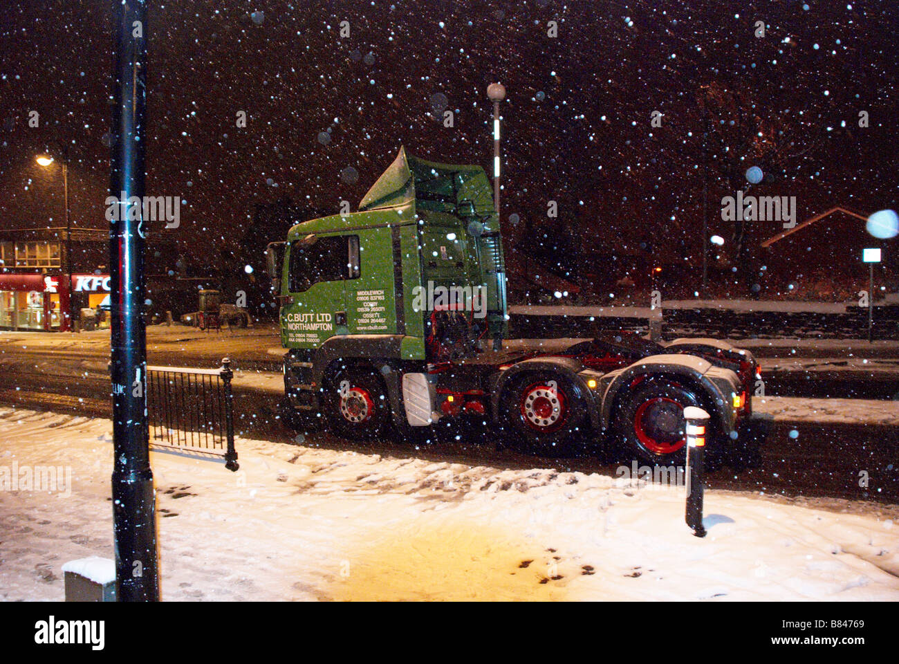 HGV lorry in a snow storm UK Stock Photo - Alamy
