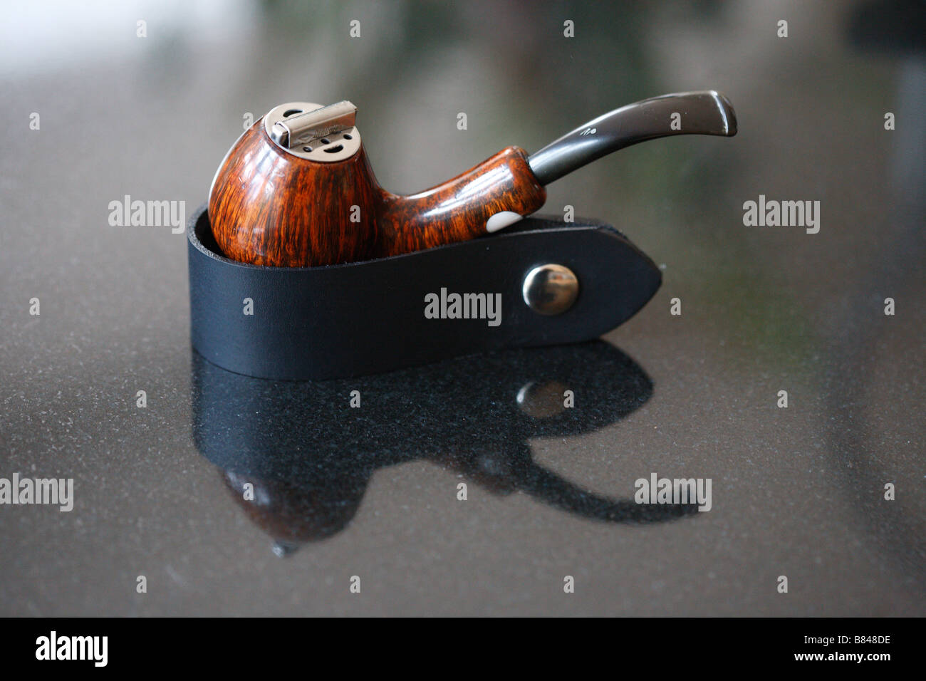 Collectible vintage and new briar pipes, and tobacco Stock Photo - Alamy