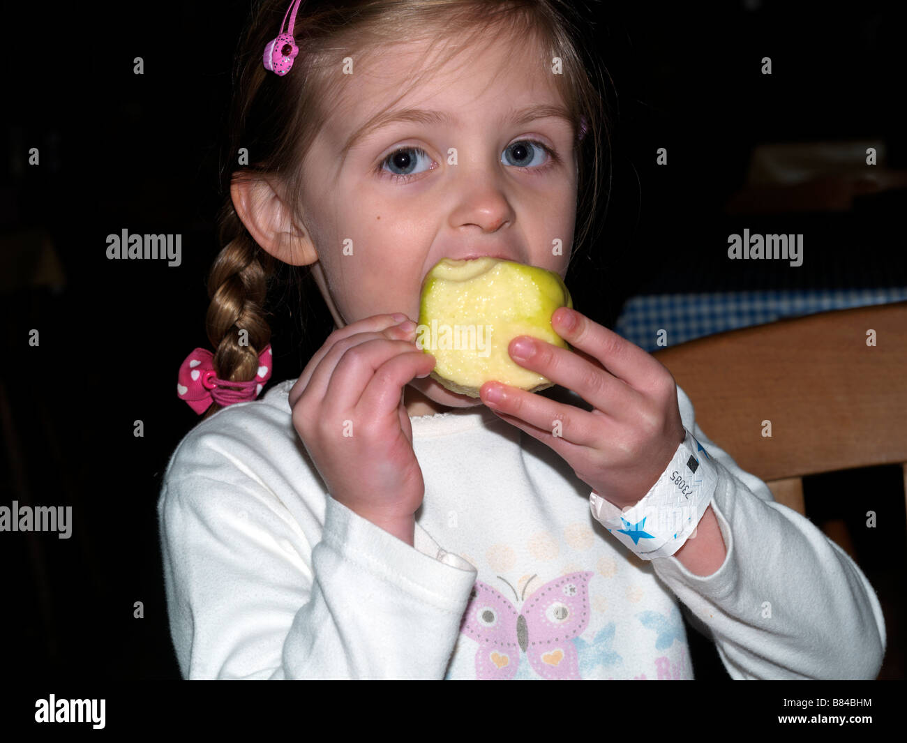 4 Year Old Child Eating an Apple Stock Photo - Alamy