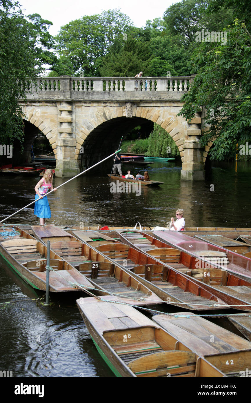 Punting under Magdalen Bridge on the Cherwell River, Oxford ...