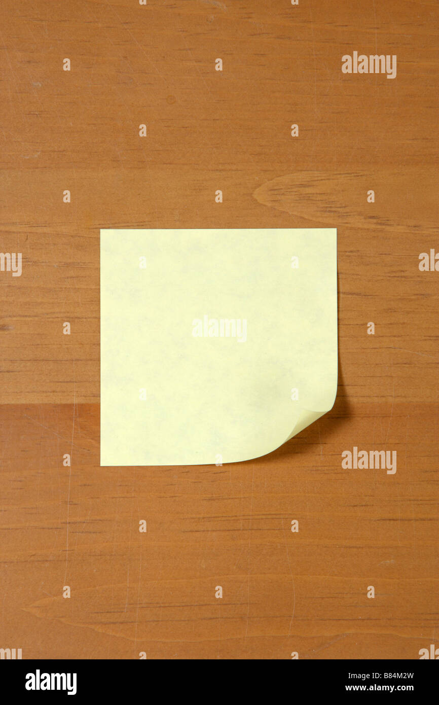 A post it on a wood desk at an office Stock Photo - Alamy