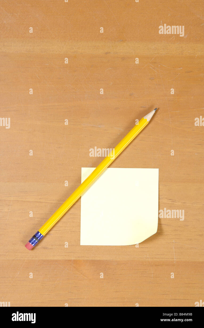 A post it on a wood desk at an office Stock Photo - Alamy