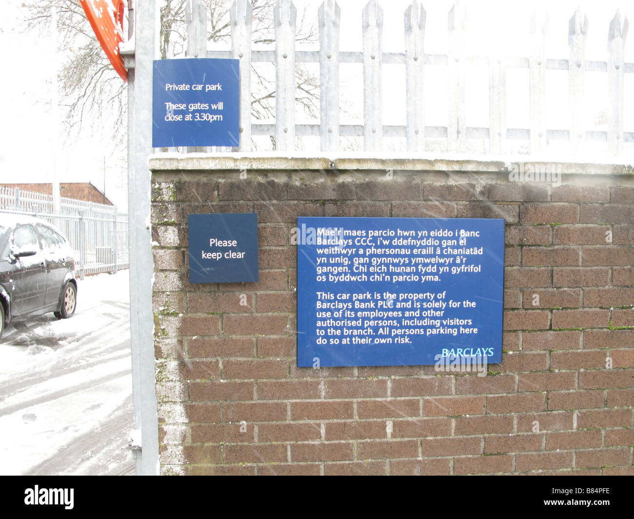 Please use walkway sign hi-res stock photography and images - Alamy