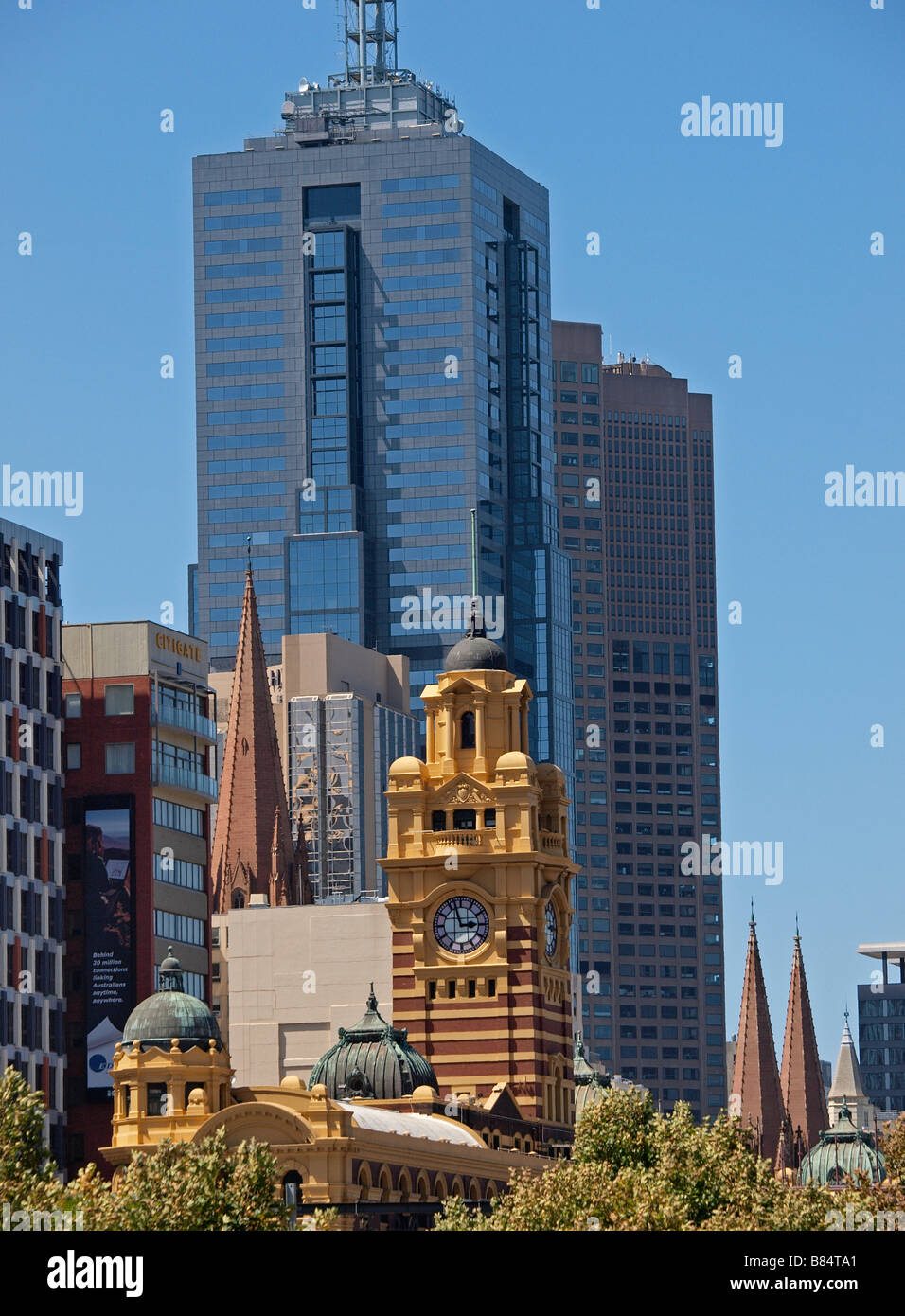 CLOCK TOWER OF FLINDERS STREET RAILWAY STATION WITH CITY BACKDROP OF ...