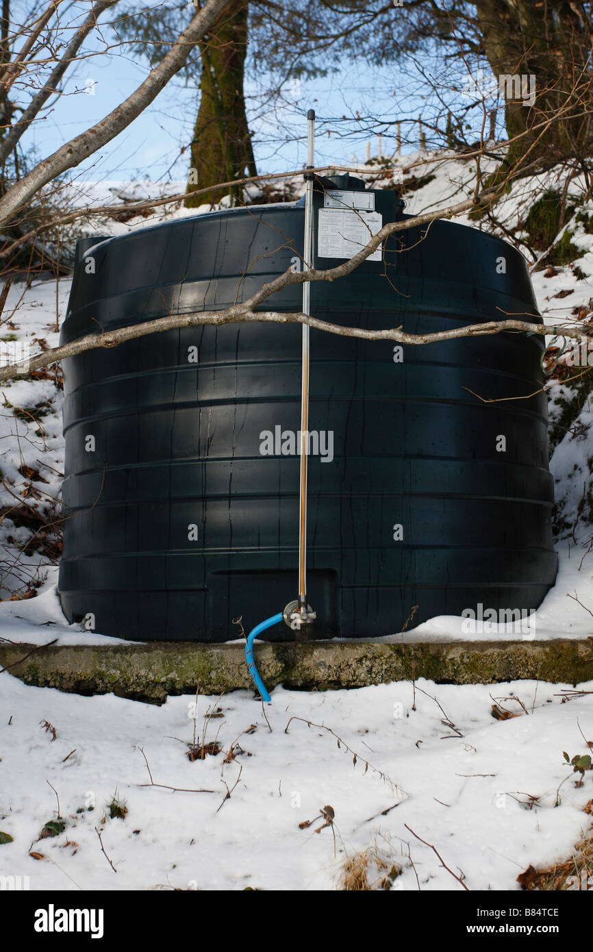 CENTRAL HEATING OIL STORAGE TANK IN SNOW Stock Photo - Alamy