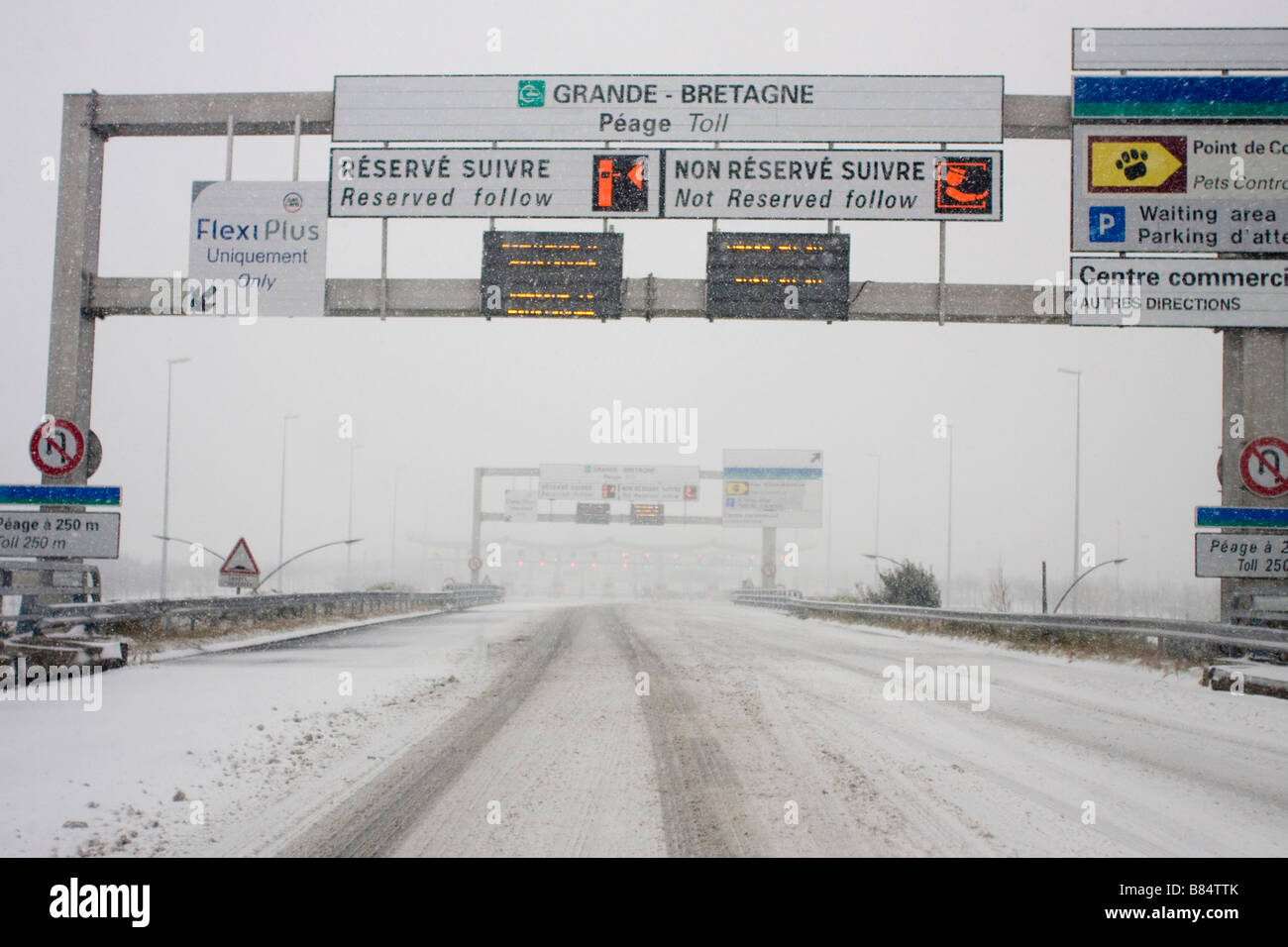 Snow storm on channel Tunnel access motorway. French side. Cocquelles ...