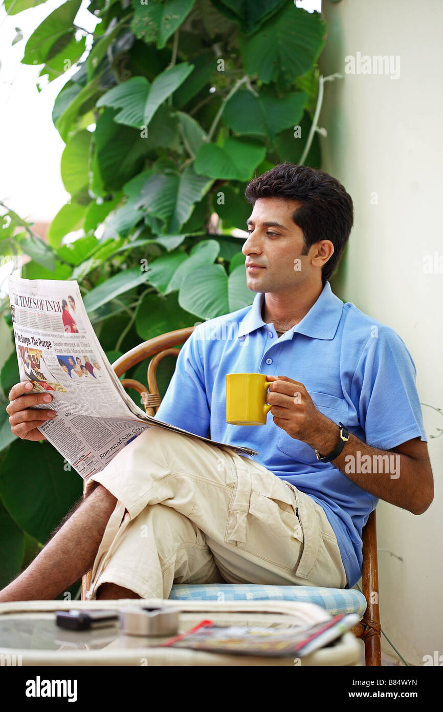 Man reading newspaper Stock Photo - Alamy