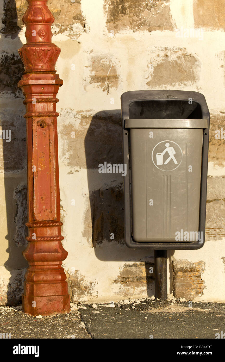 Use Me Dustbin High Resolution Stock Photography and Images - Alamy