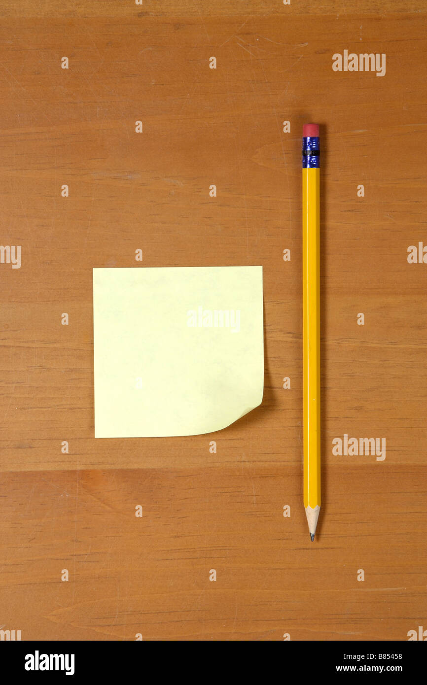 A post it on a wood desk at an office Stock Photo - Alamy