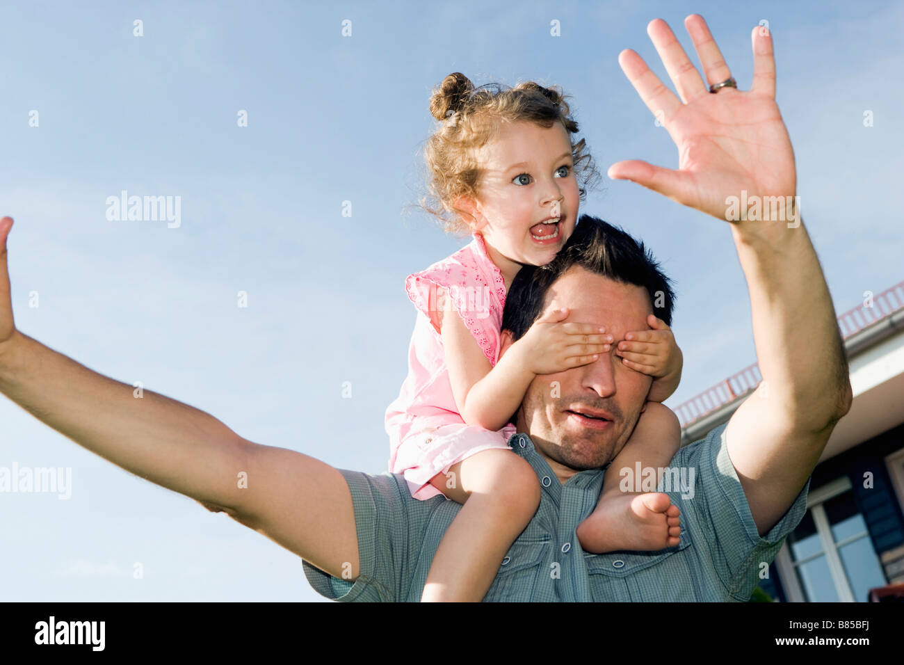 portrait of father carrying little girl on his shoulders Stock Photo - Alamy