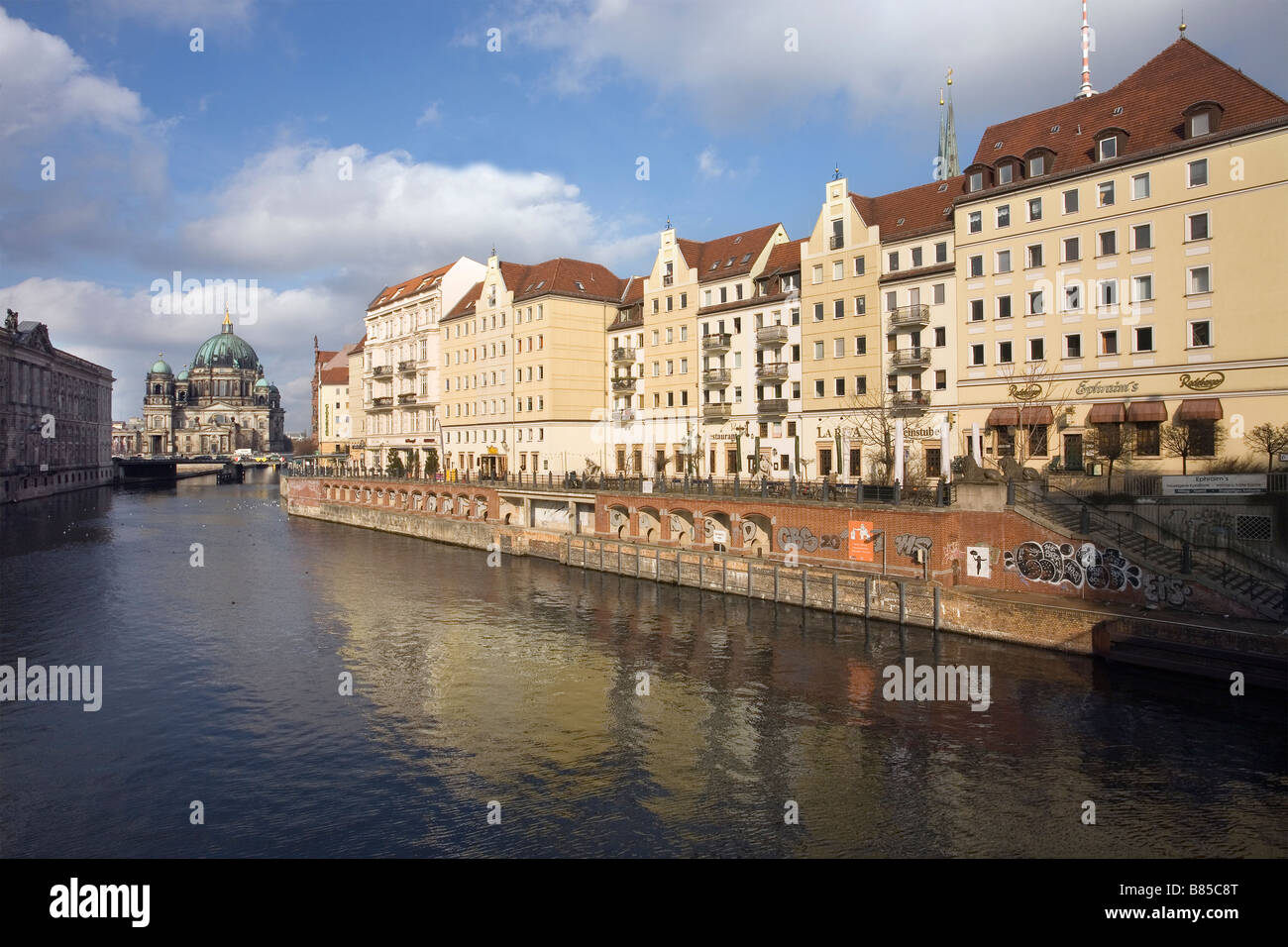 River Spree with Nikolaiviertel, Berlin, Germany Stock Photo - Alamy