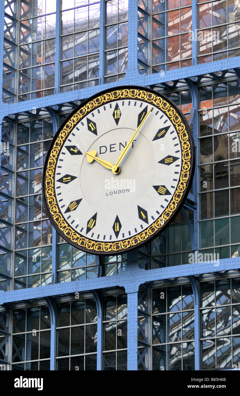 Station clock london hi-res stock photography and images - Alamy