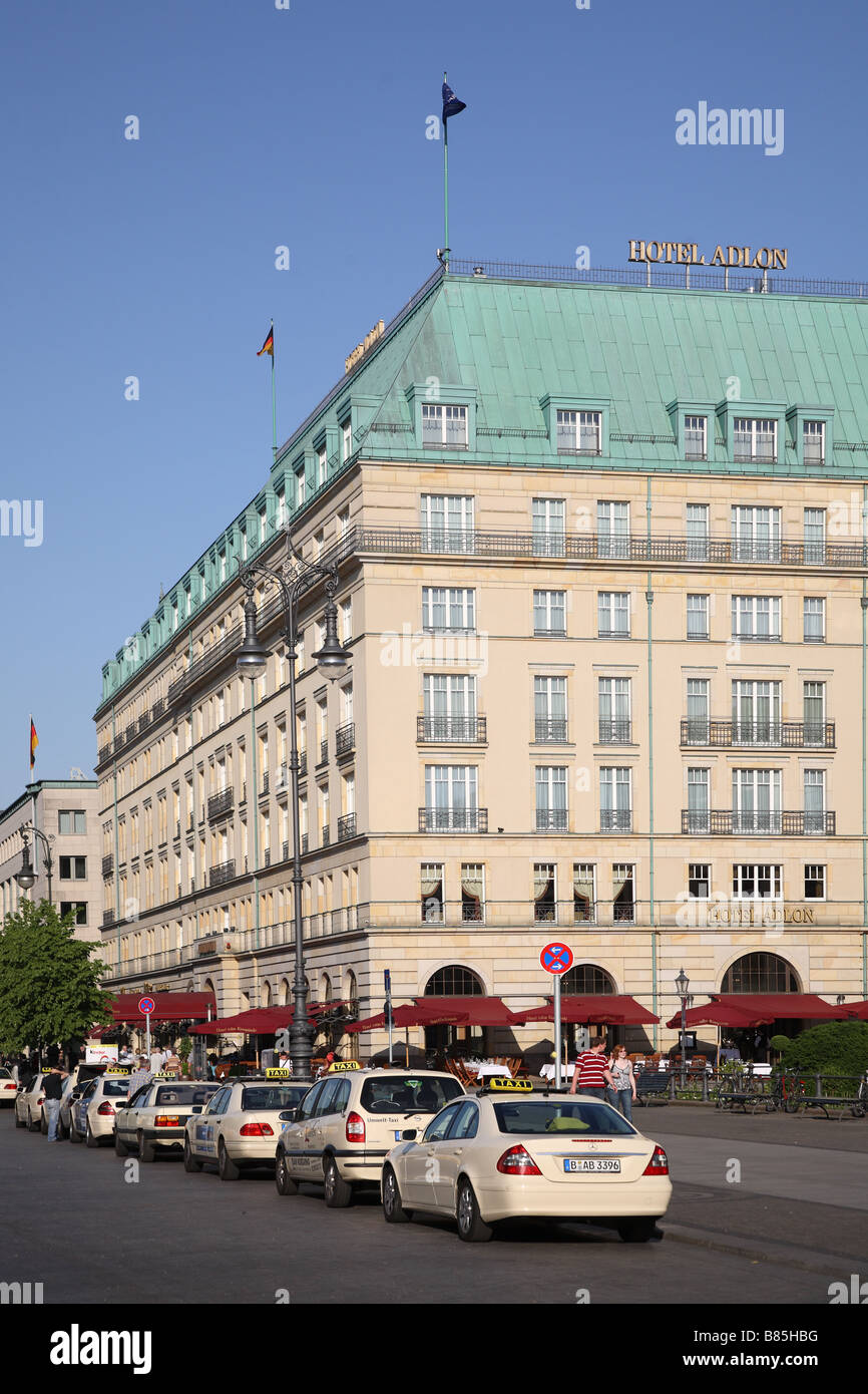 Berlin Pariser Platz Square Hotel Adlon Stock Photo - Alamy