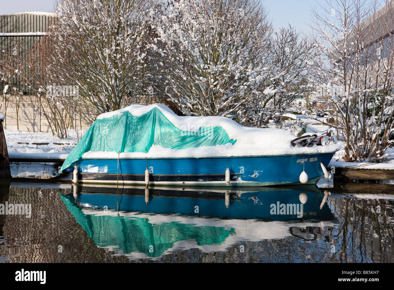 A riverside boat covered in snow Stock Photo - Alamy