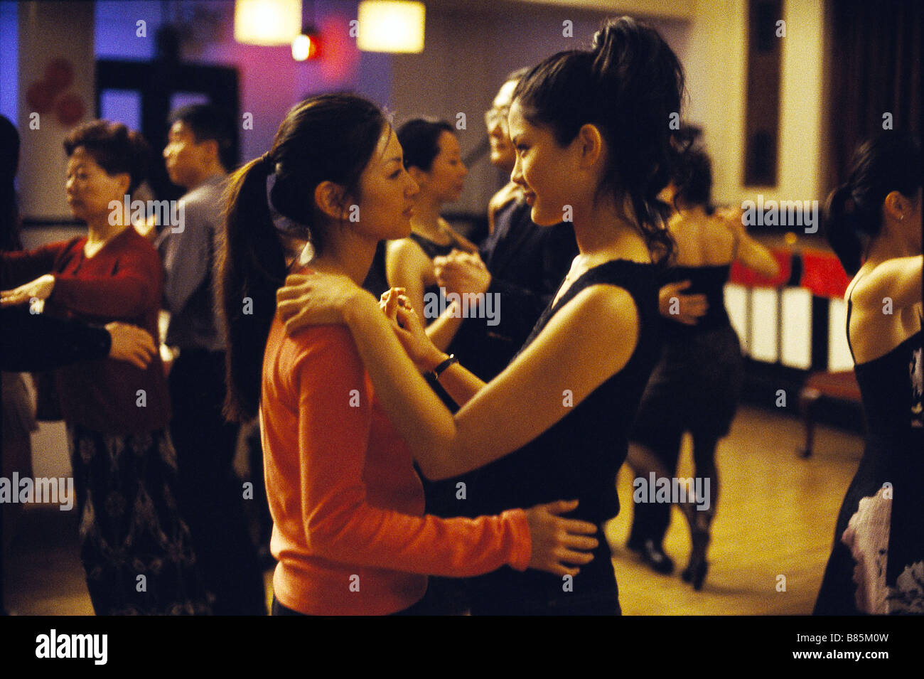 Saving Face Saving Face (2004) USA Michelle Krusiec, Lynn Chen Director: Alice Wu Stock Photo ...