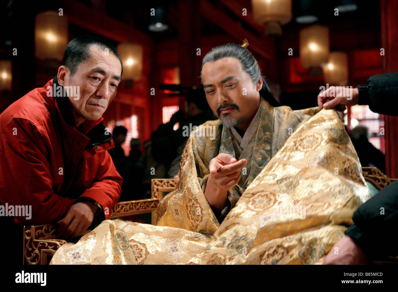 Directorr Zhang Yimou with Chow Yun-Fat on the set Man cheng jin dai ...