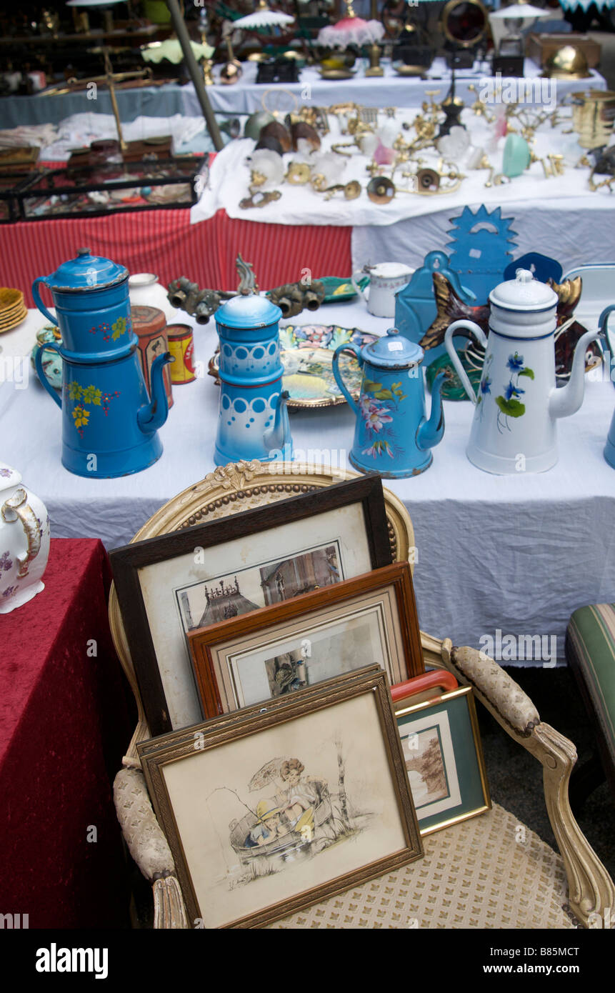Second hand stall at an antiques market Stock Photo - Alamy