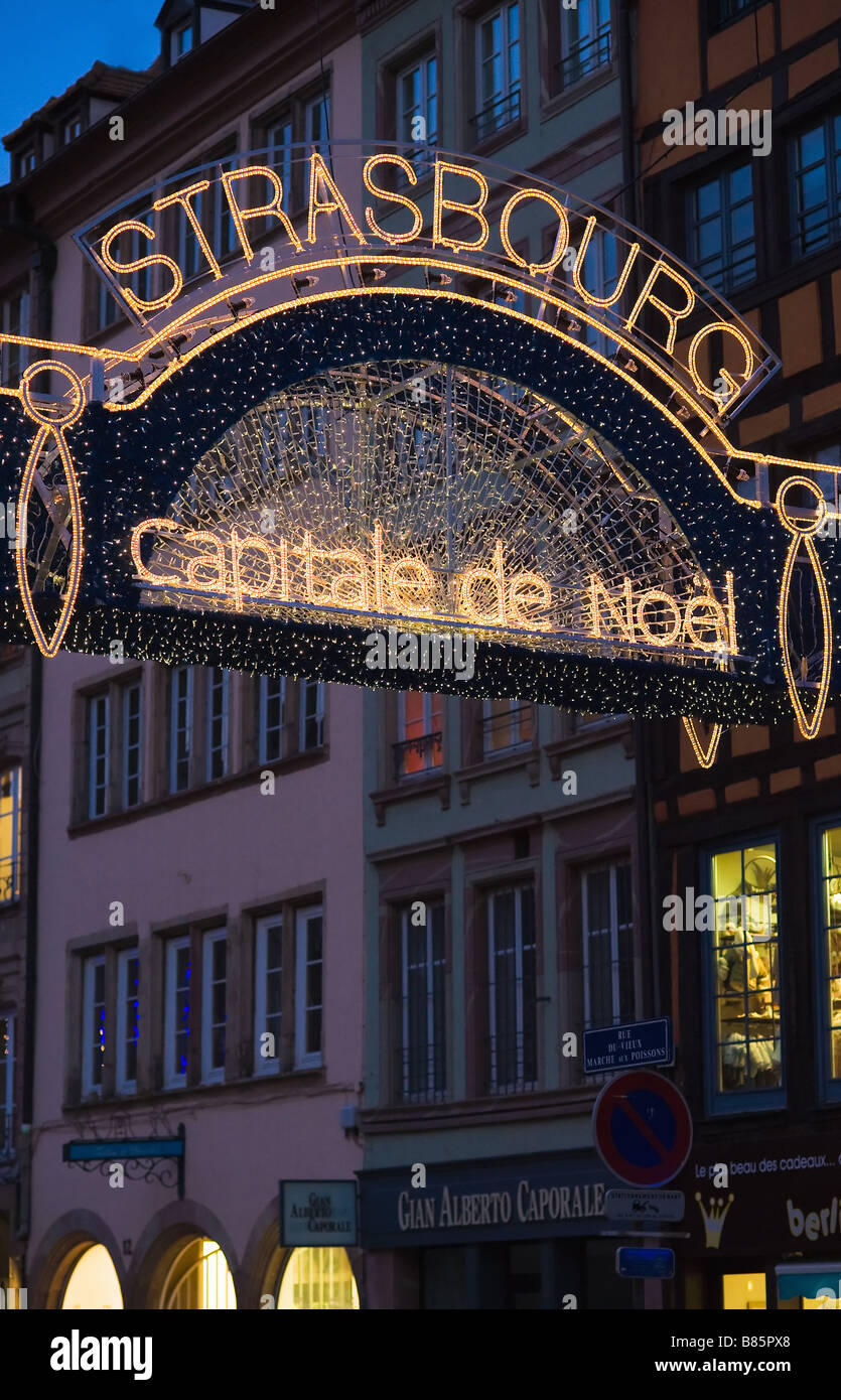 Welcome sign portico hi-res stock photography and images - Alamy