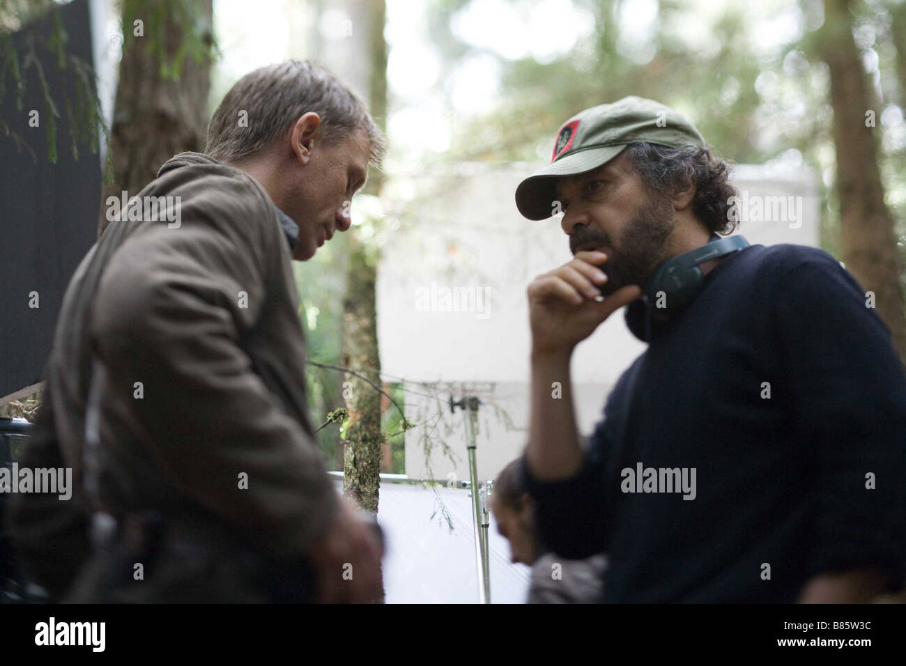 Edward zwick daniel craig shooting picture hi-res stock photography and ...