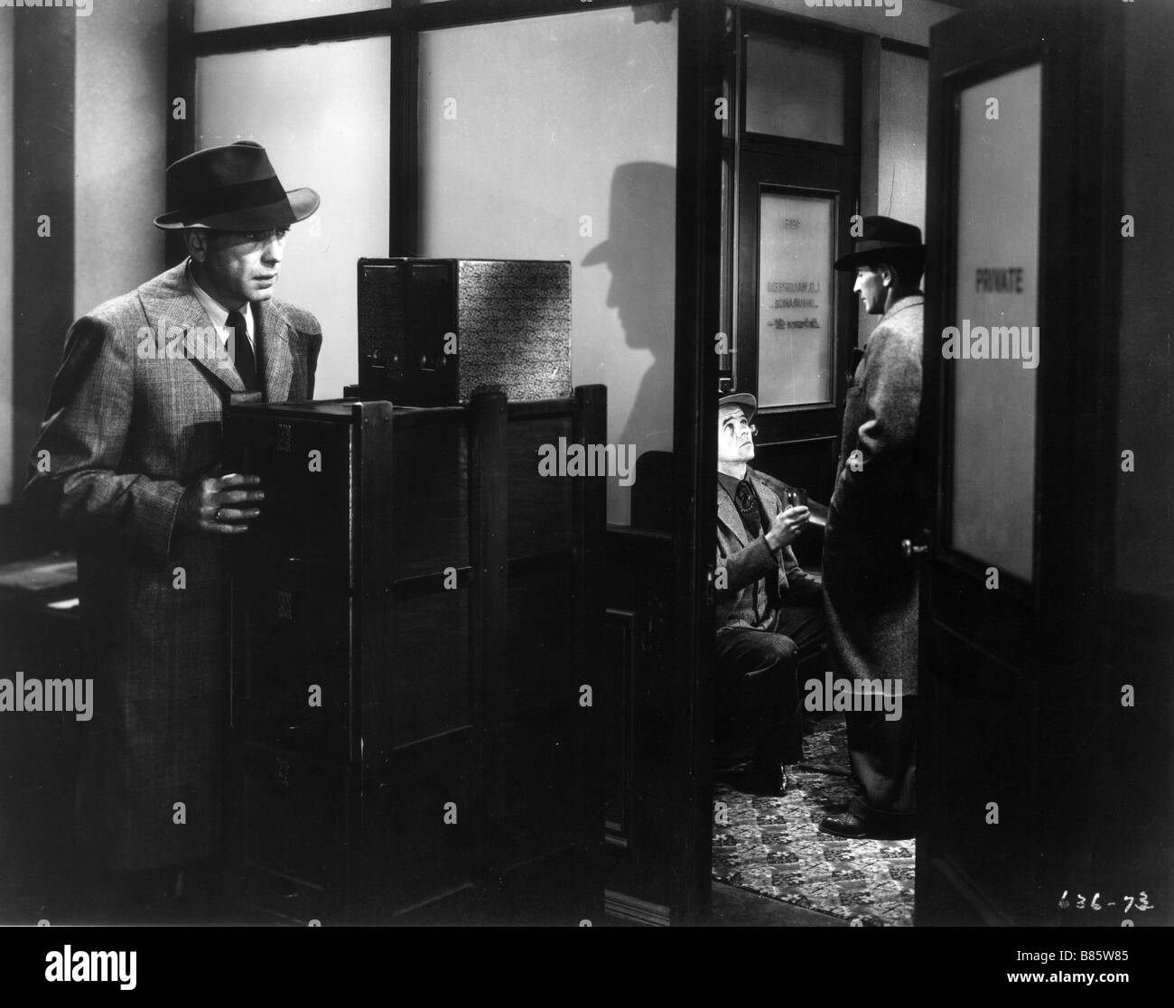 The Big Sleep Year : 1946 USA Humphrey Bogart, Elisha Cook Jr. Director: Howard Hawks Stock ...