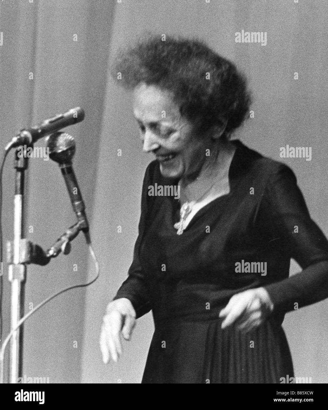 Edith piaf singing hi-res stock photography and images - Alamy