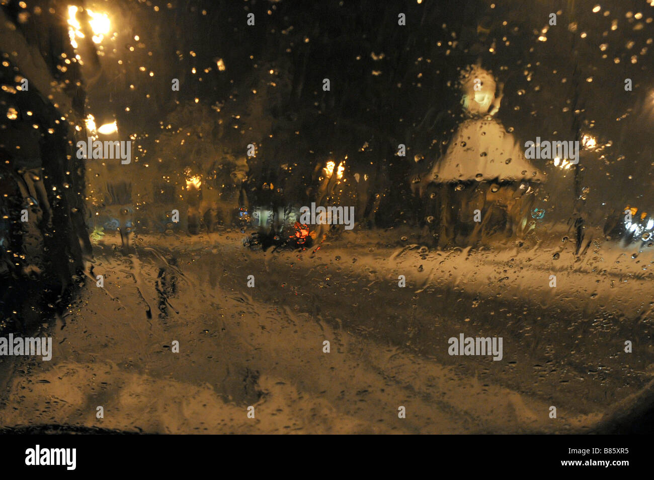 Snow falling at 4:00am on The Plain (from Magdalen Bridge) in Oxford ...