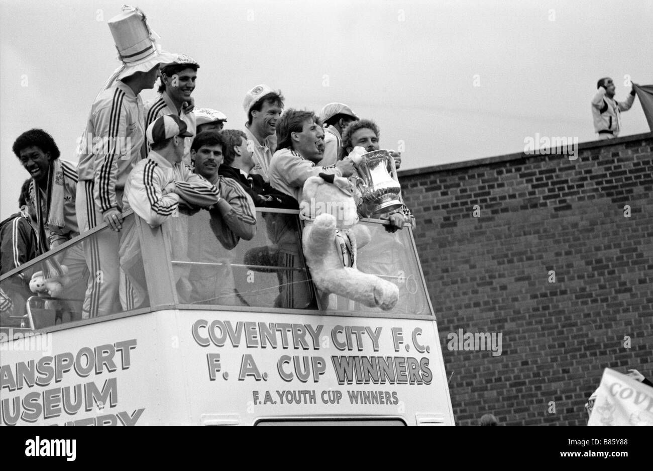 Fa cup winning parading hi-res stock photography and images - Alamy