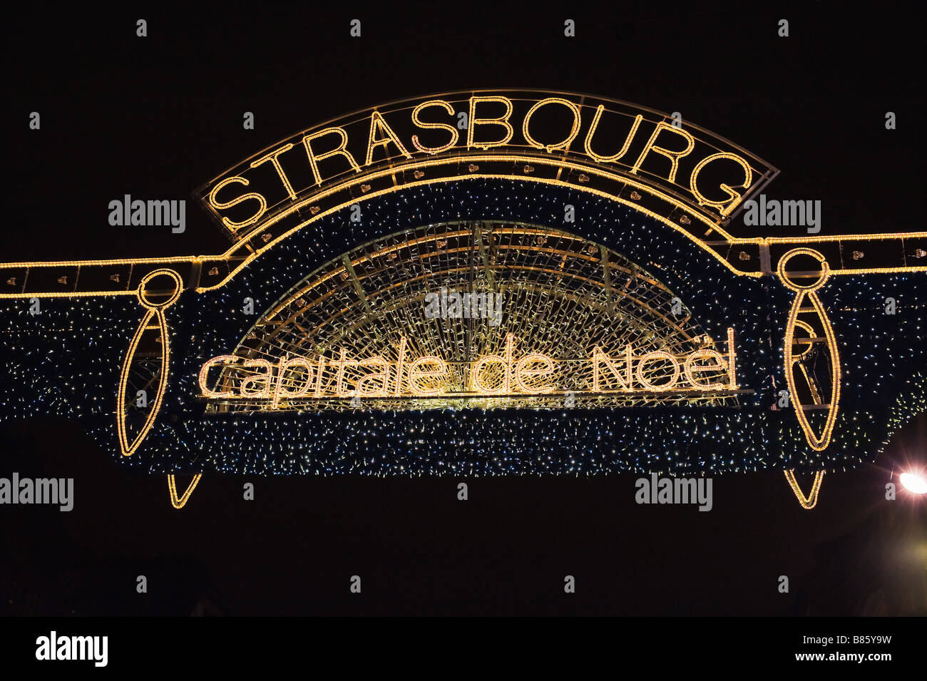 Welcome sign portico hi-res stock photography and images - Alamy