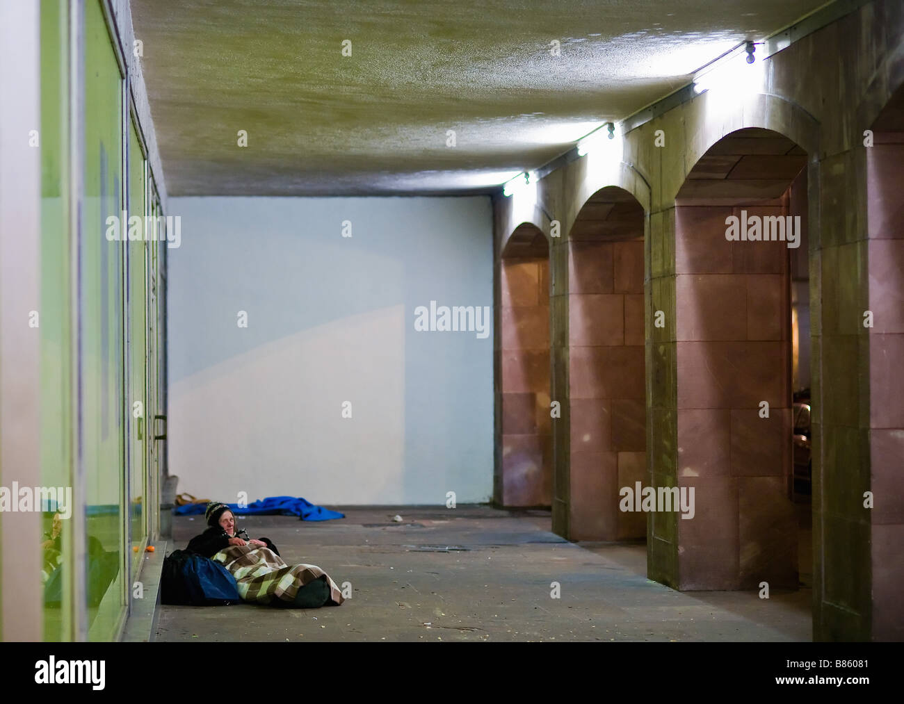 Homeless Woman Homelessness Female Stock Photos & Homeless Woman ...