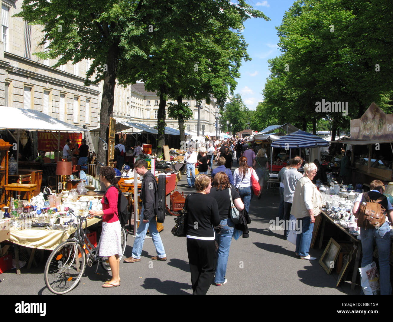 Berlin Strasse Des 17 Juni Flohmarkt Flea Market Stock Photo - Alamy