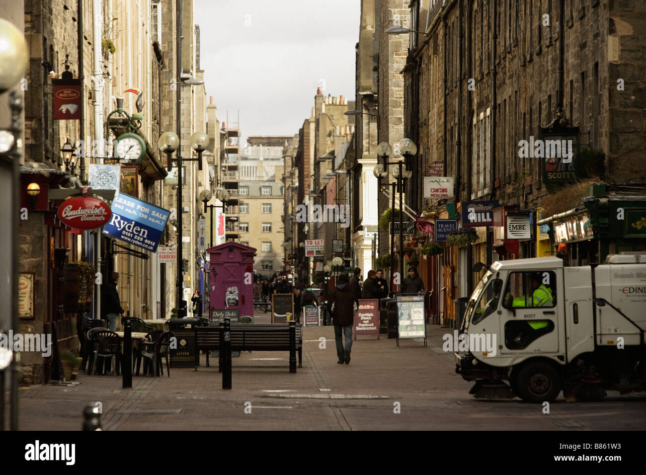 A busy street in Edinburgh Stock Photo - Alamy