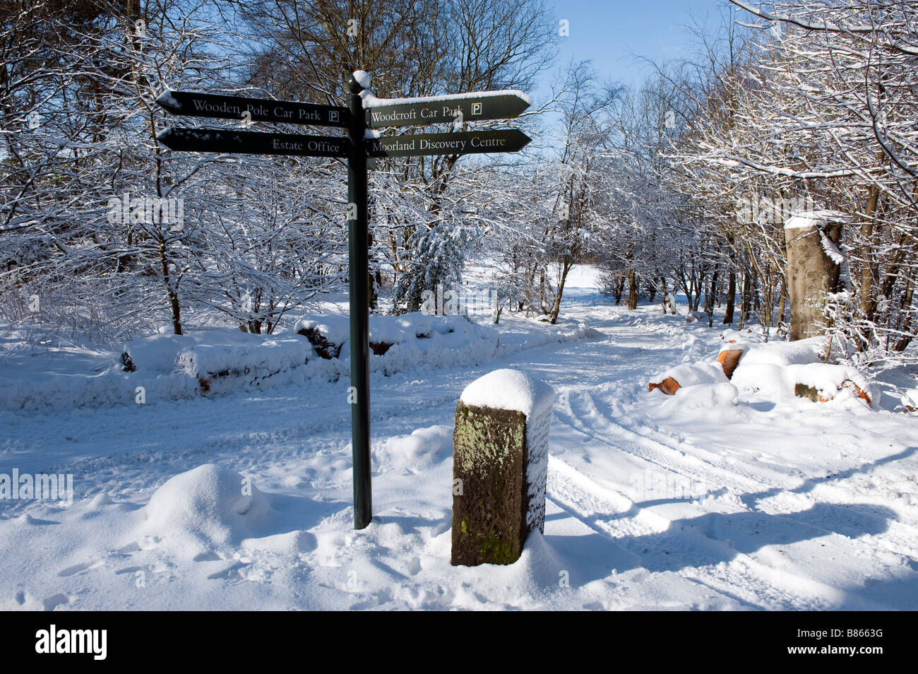 Woodland pathway signage hi-res stock photography and images - Alamy