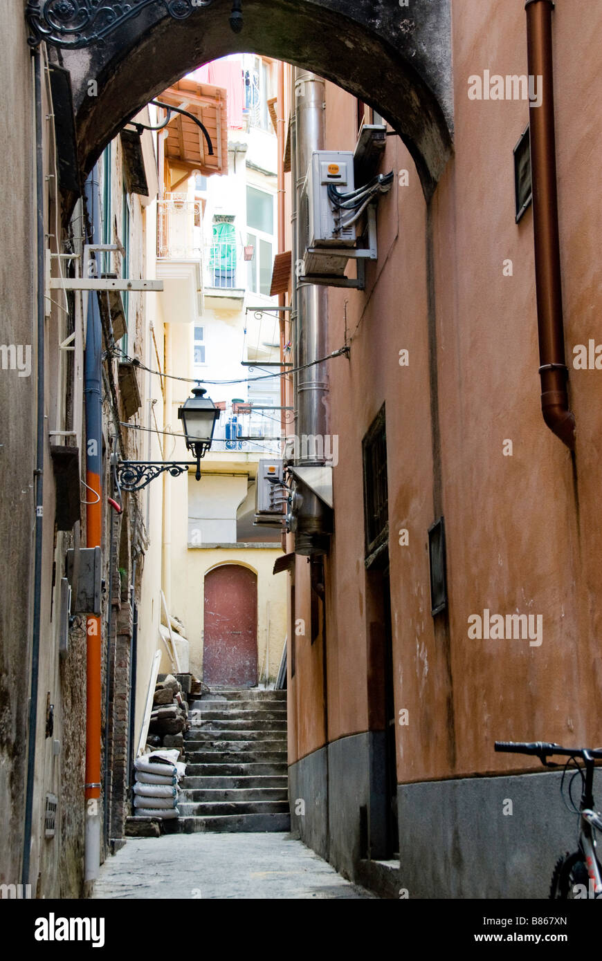 Italian alleyway hi-res stock photography and images - Alamy