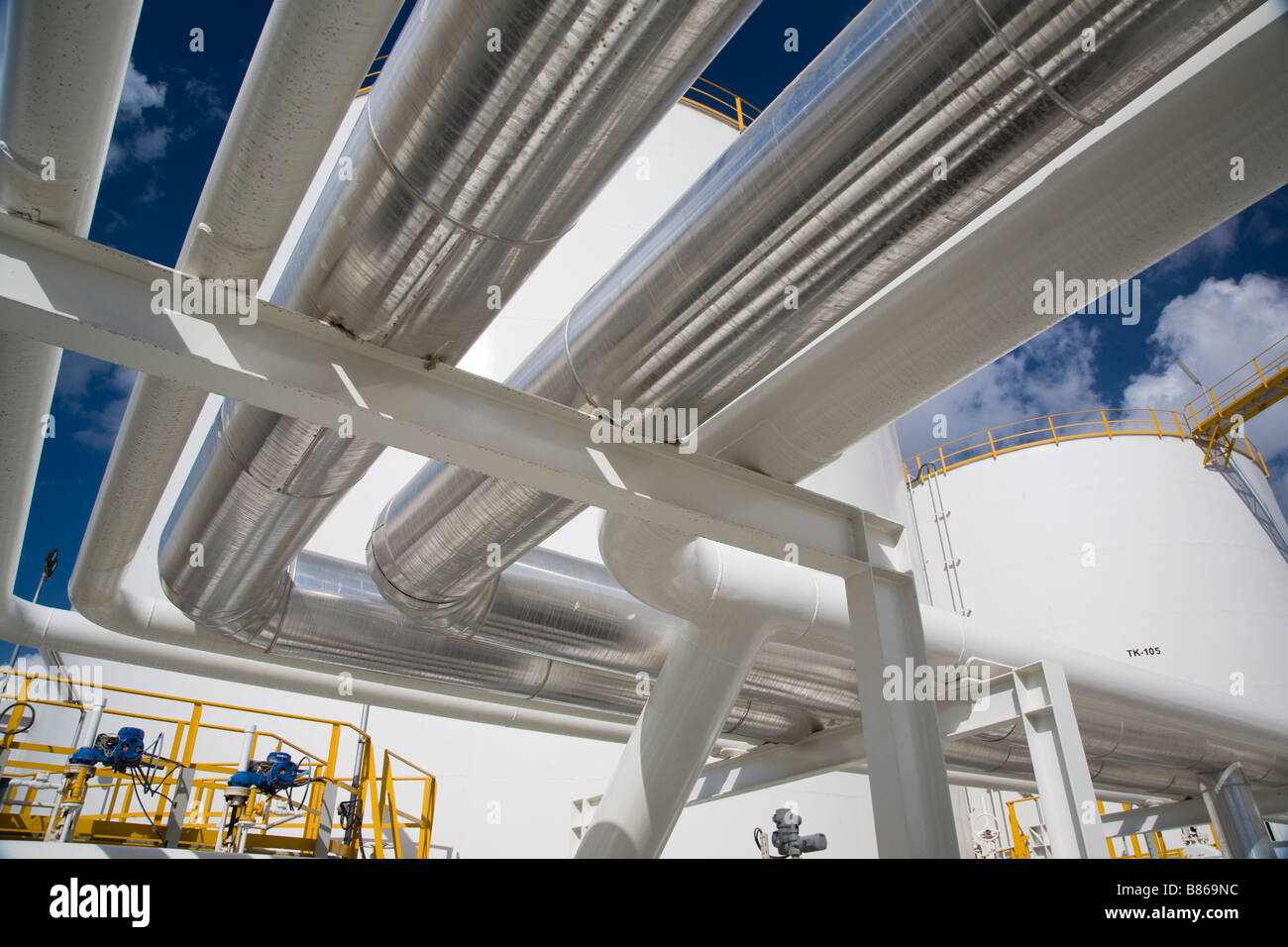 oil pipes petrochemical plant storage tanks uae Stock Photo - Alamy