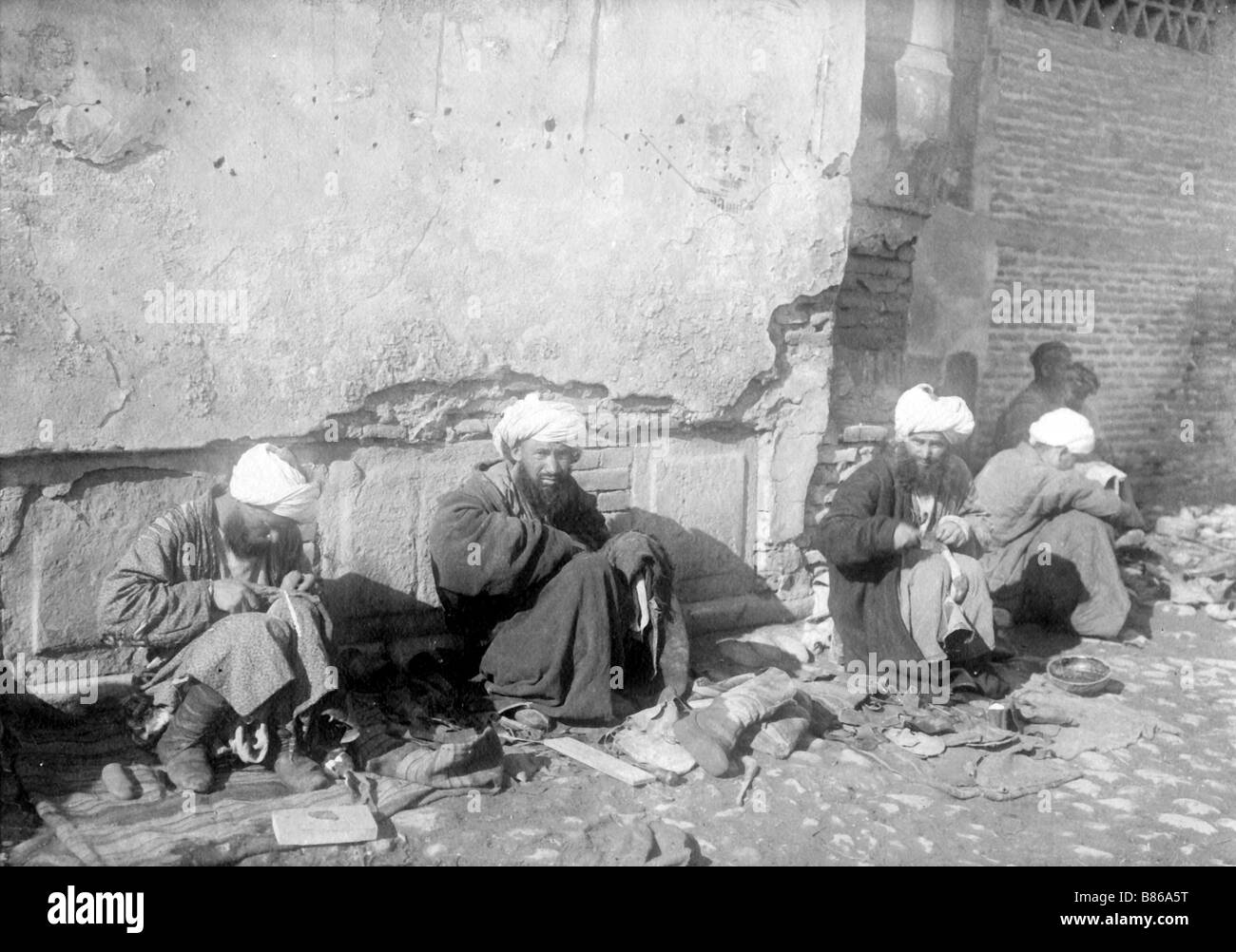Samarkand, Street shoe-repairer Stock Photo - Alamy