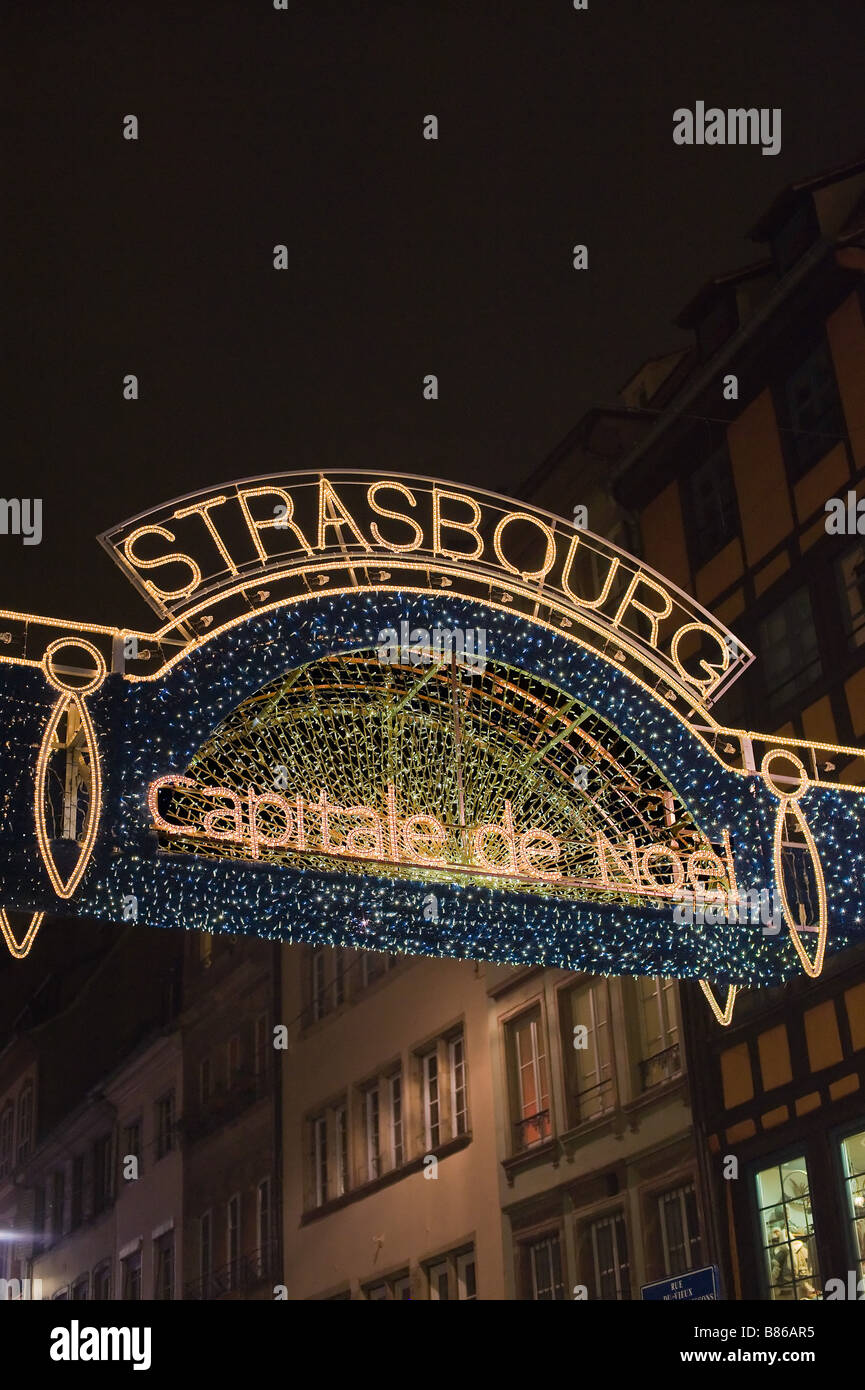 Welcome sign portico hi-res stock photography and images - Alamy