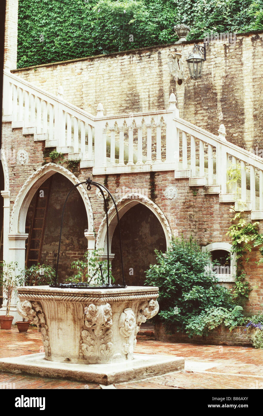 The Giustinian Palace in Venice: Ca' Foscari yard Stock Photo - Alamy