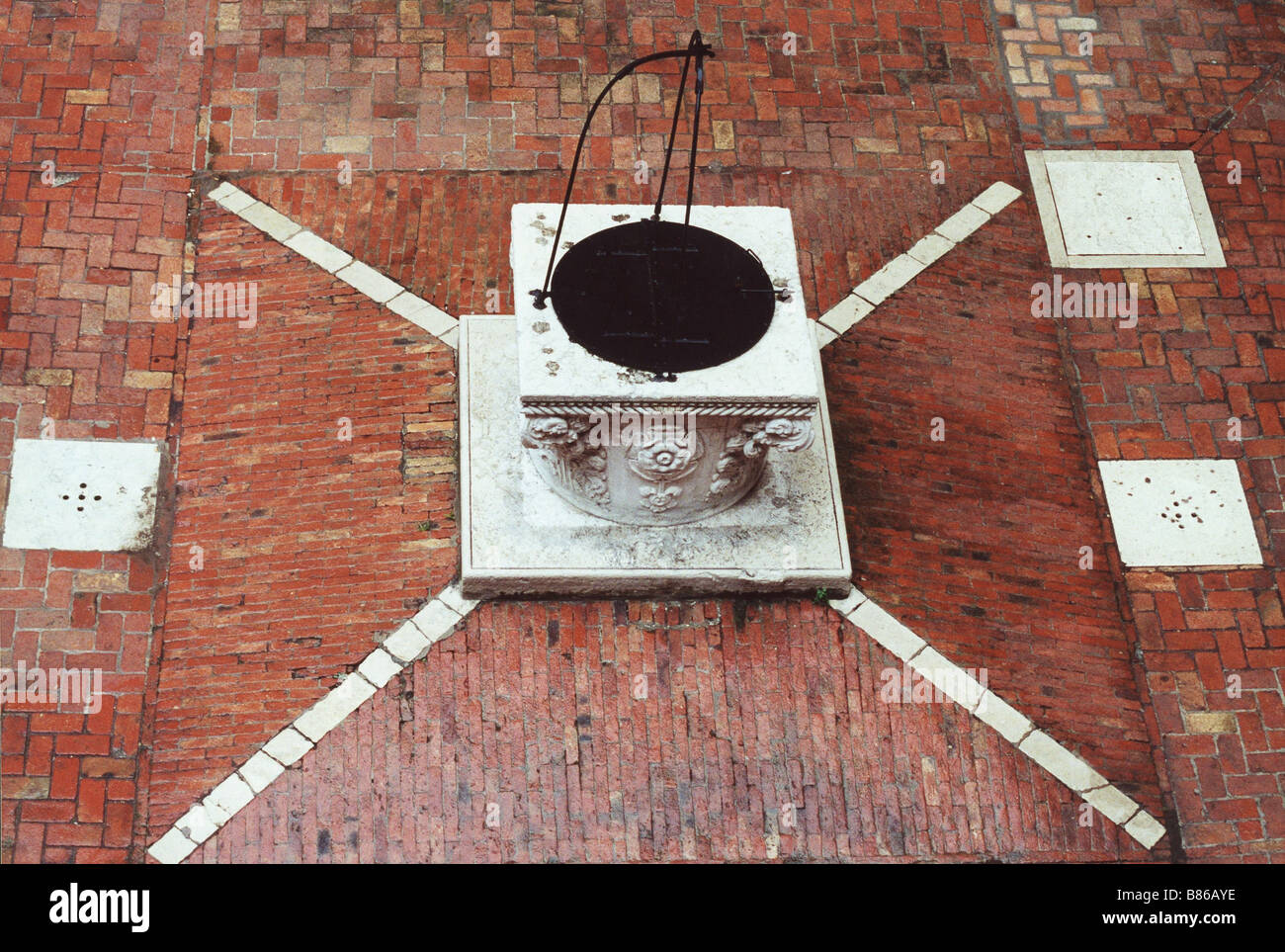 The Giustinian Palace in Venice: Ca' Foscari yard Stock Photo - Alamy