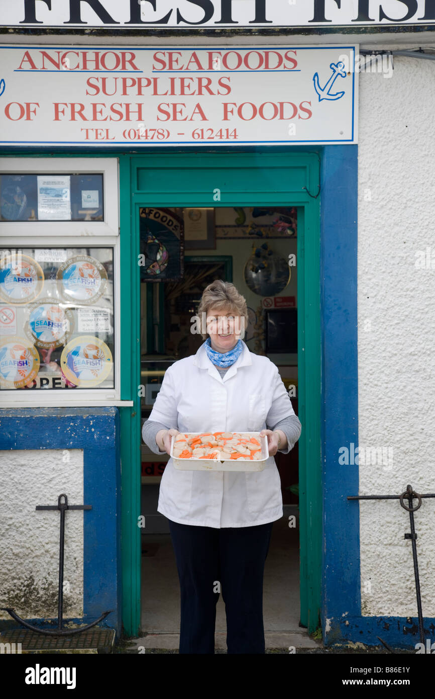 Women sell fish hi-res stock photography and images - Alamy