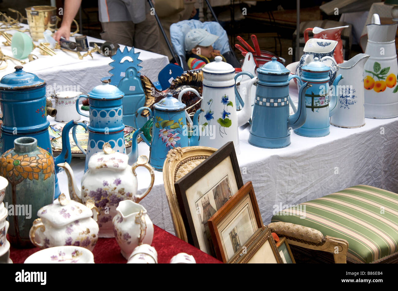 Flea market stall with antiques Stock Photo - Alamy