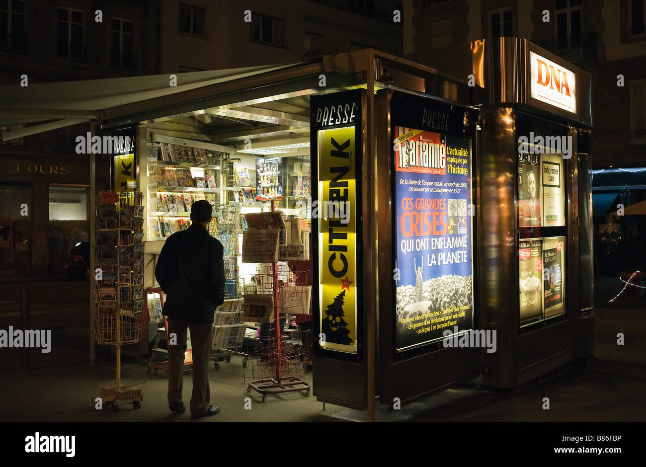 All night newsstand hi-res stock photography and images - Alamy