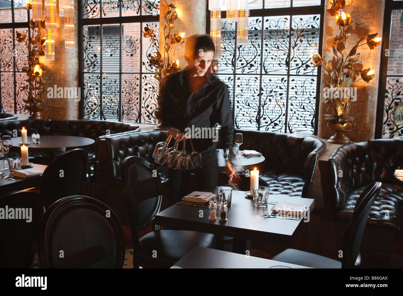 Waiter sets table hi-res stock photography and images - Alamy